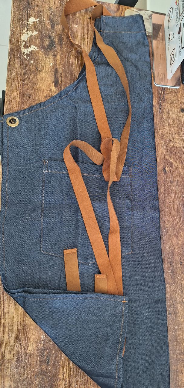 Delantal de jean con tiras en cuero