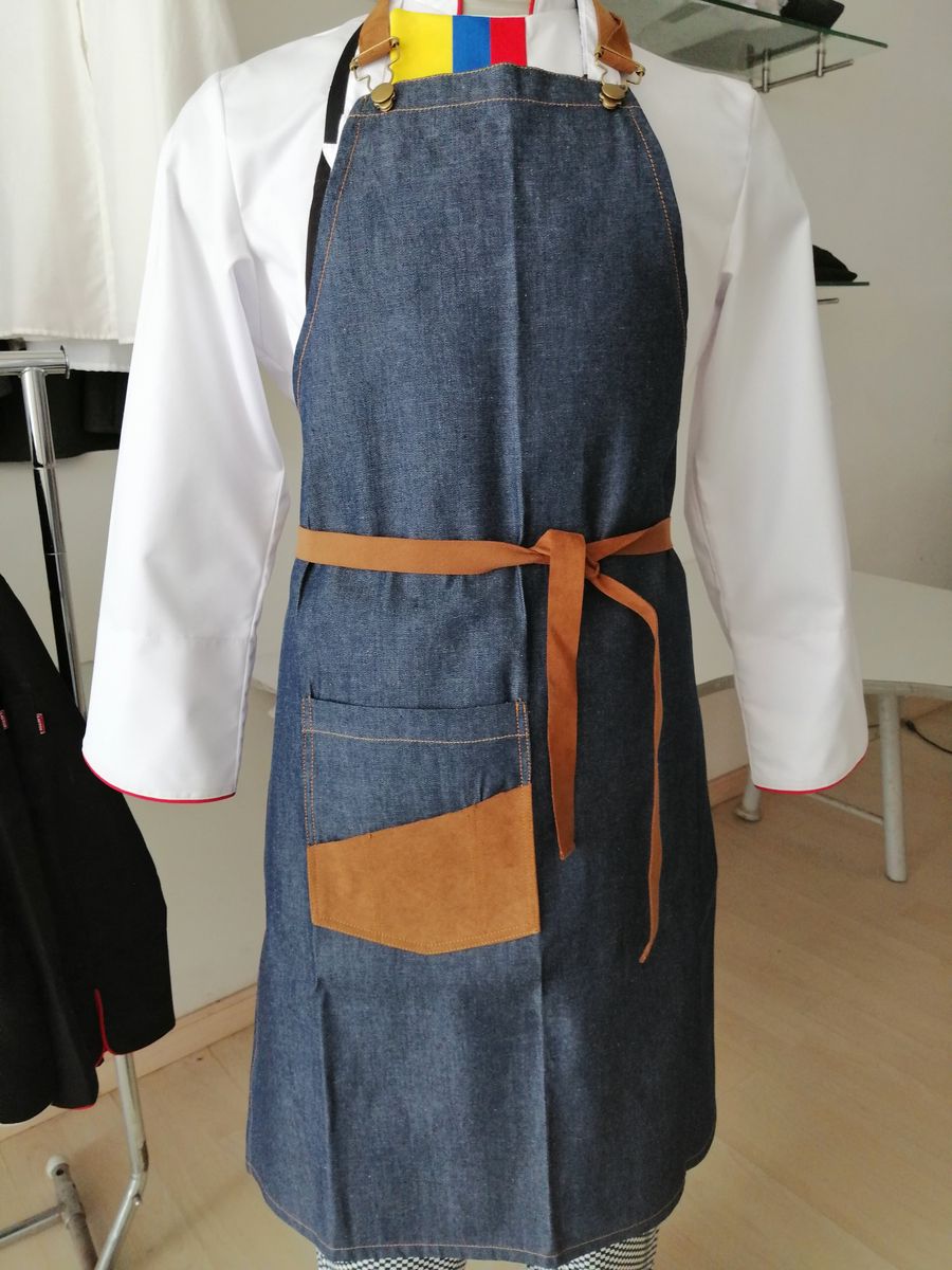 Delantal de jean con tiras en cuero