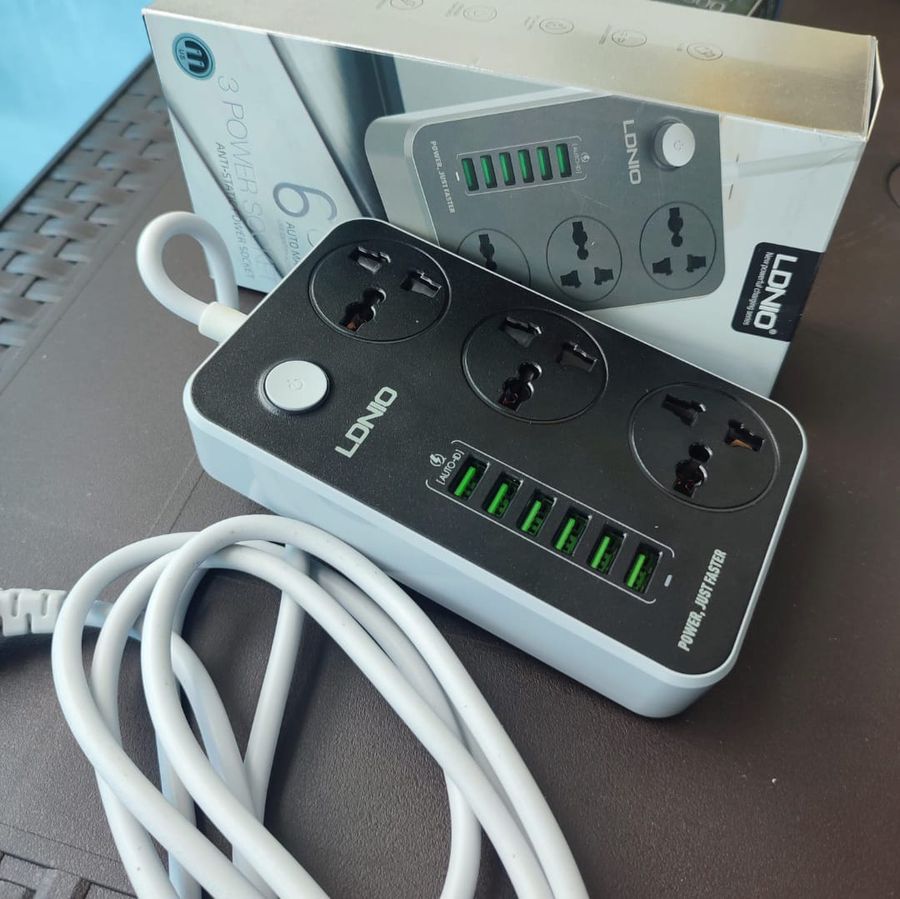 Multipuestos con entradas USB carga rápida.